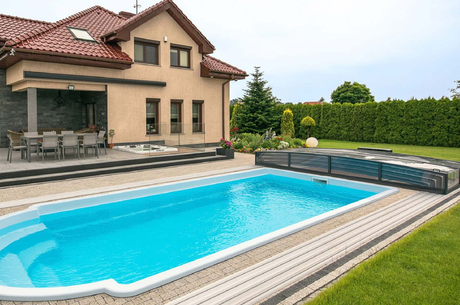 Poolen - Villa, prisvärd pool, inbyggd trappa och lång garanti