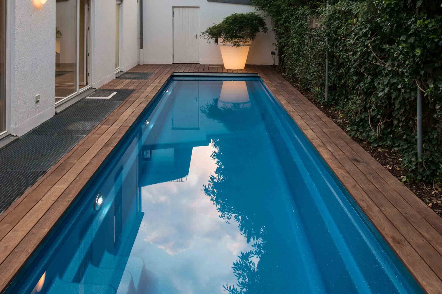 Pool - Fast Lane, 12m lång pool, inbyggd bänk, livstidsgaranti