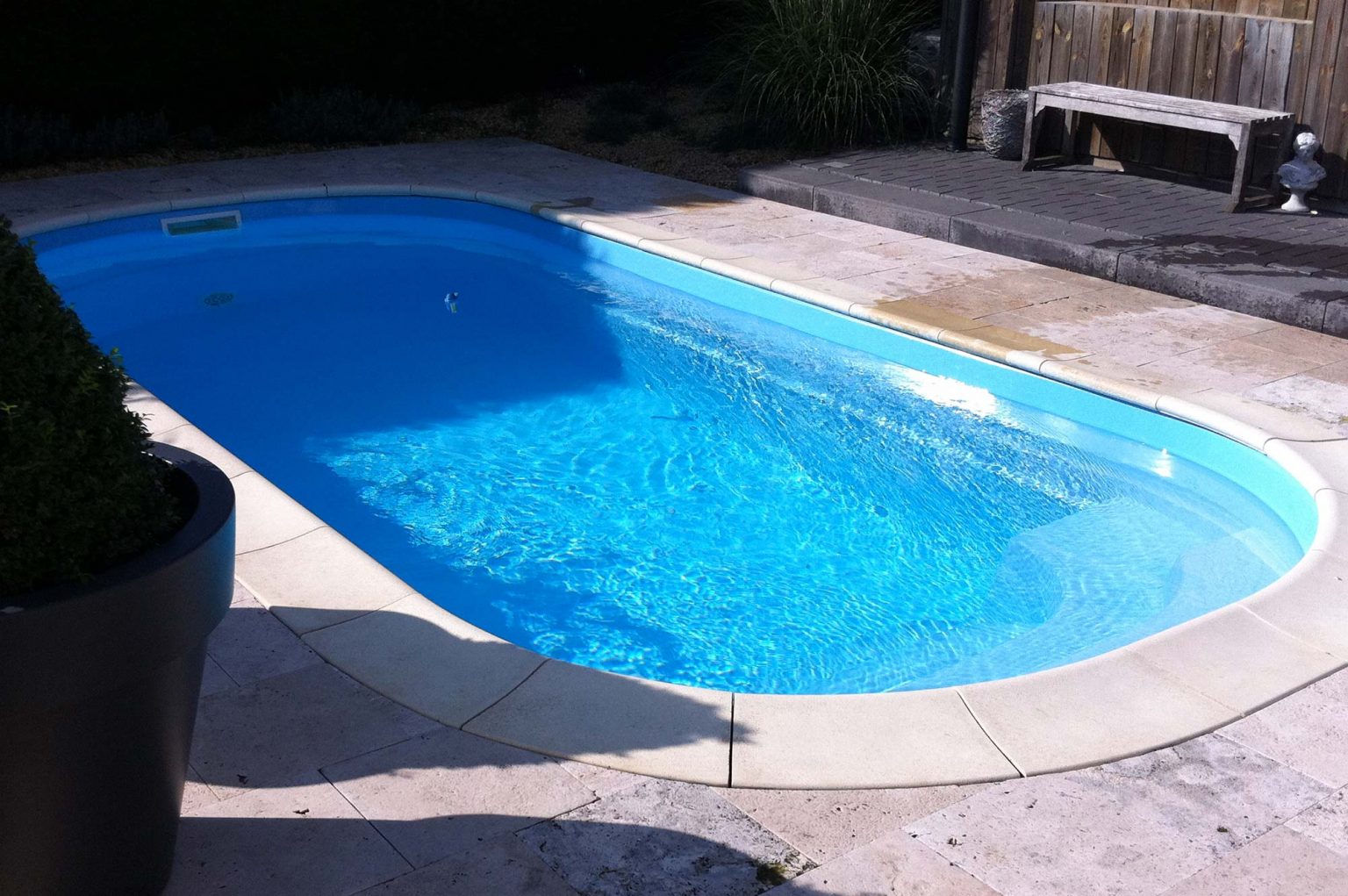 Pool Garden har rundade hörn, inbyggd trappa och lång garanti