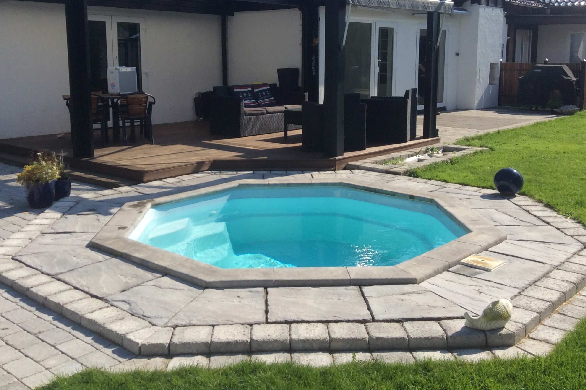Oktagon - liten glasfiberpool, åttakantig och med lång garanti.