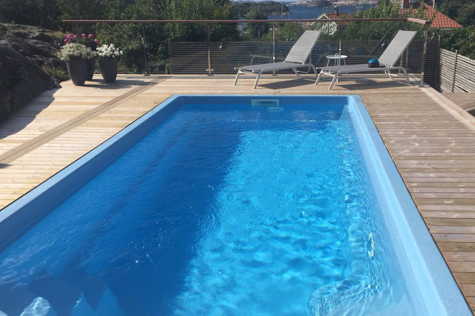 Pool - Aktiv, klassisk glasfiberpool med 2 hörntrappor, lång garanti