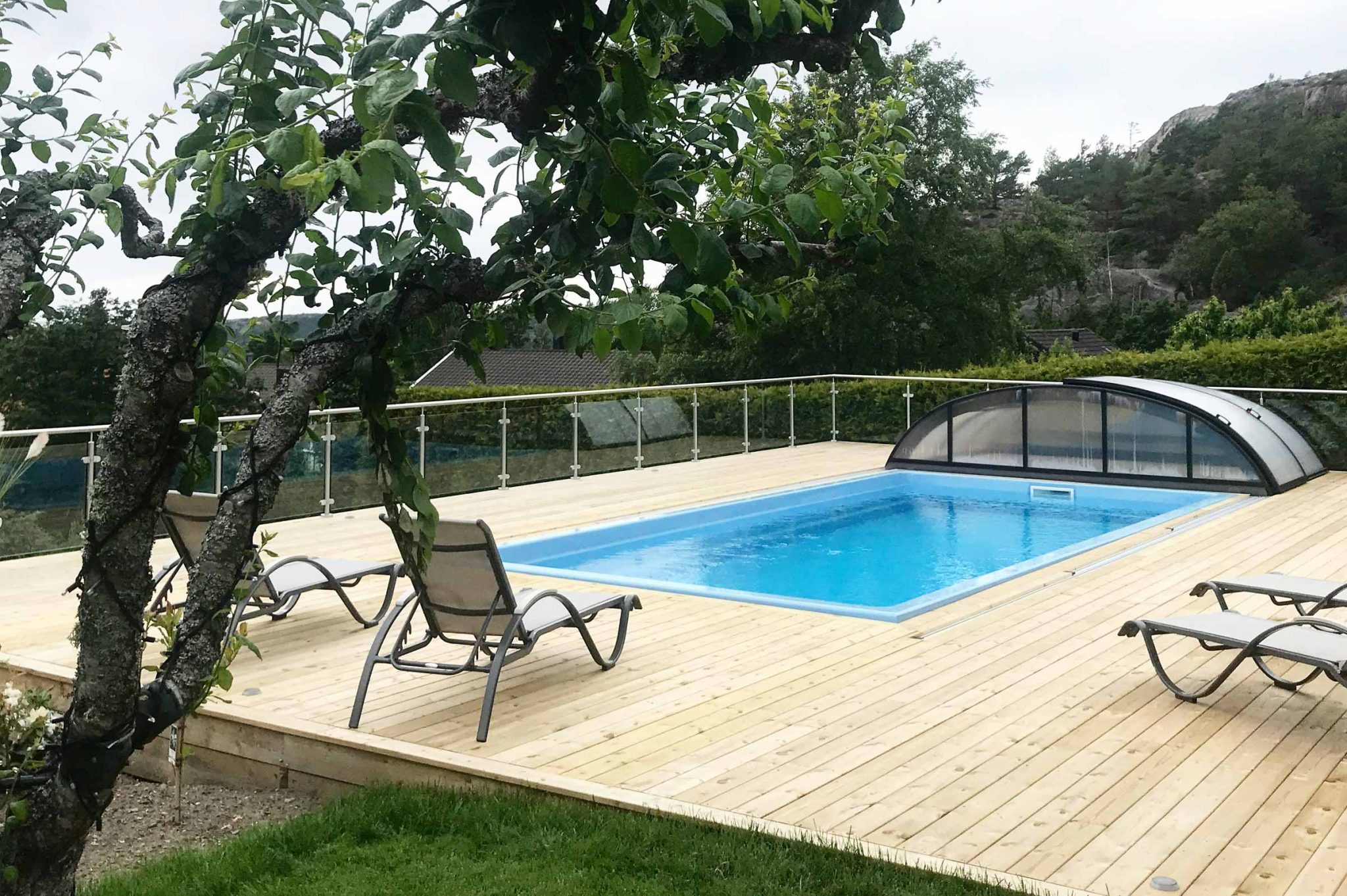 Pool - Komfort, glasfiberpool med trappa i gaveln som ger en skön sittyta