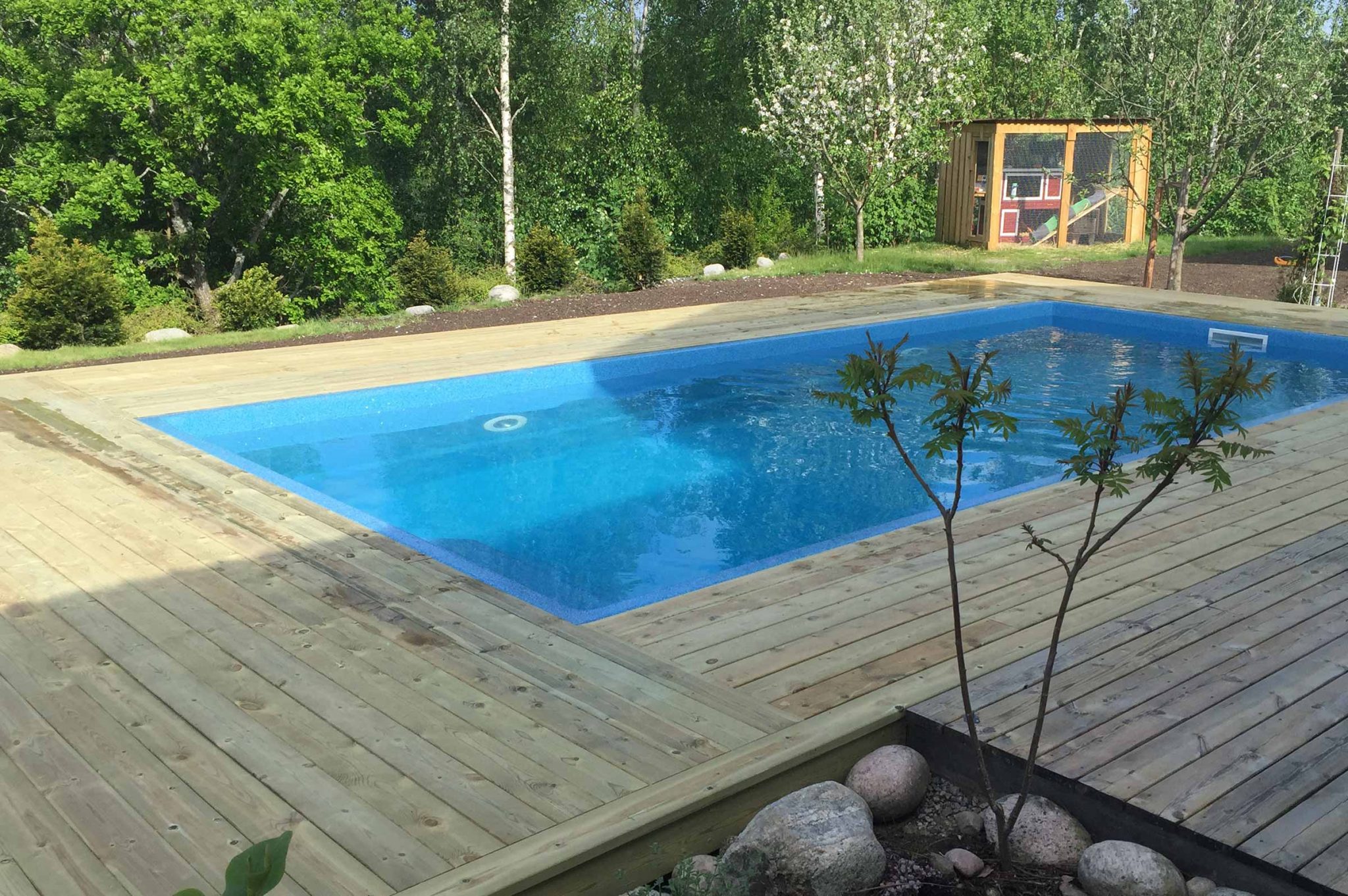 Pool - Komfort, glasfiberpool med trappa i gaveln som ger en skön sittyta