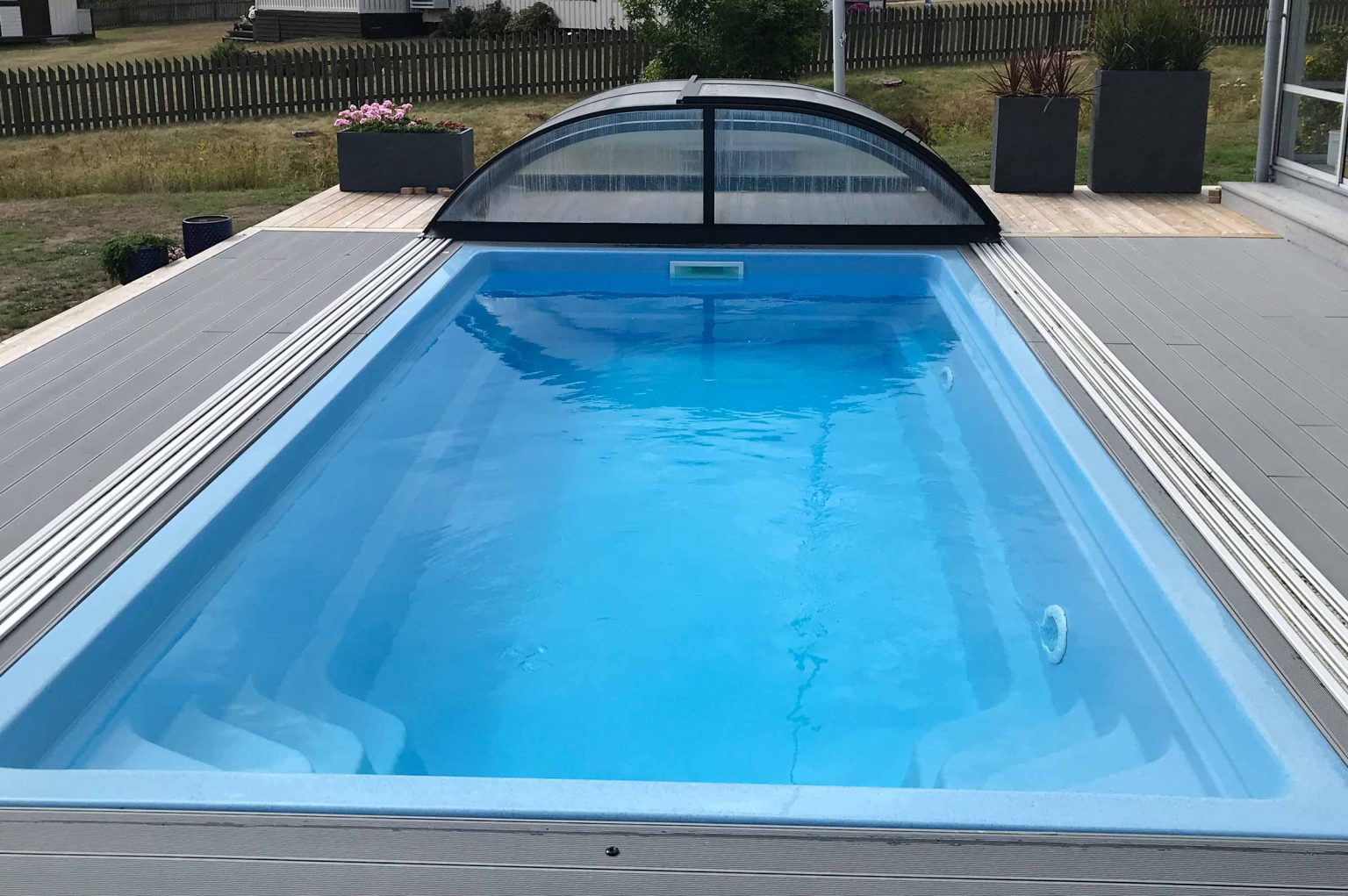 Pool - Komfort, glasfiberpool med trappa i gaveln som ger en skön sittyta