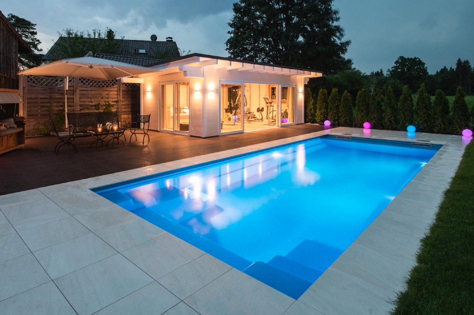 Pool - Fun, lång pool med 2 trappor och med livstidsgaranti